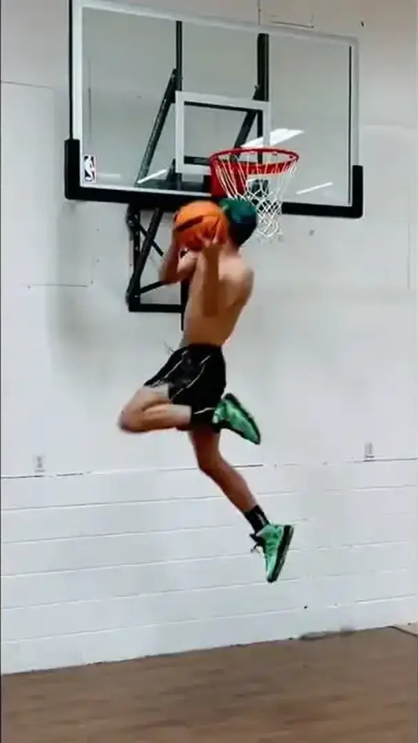 Insane catch behind the head dunk