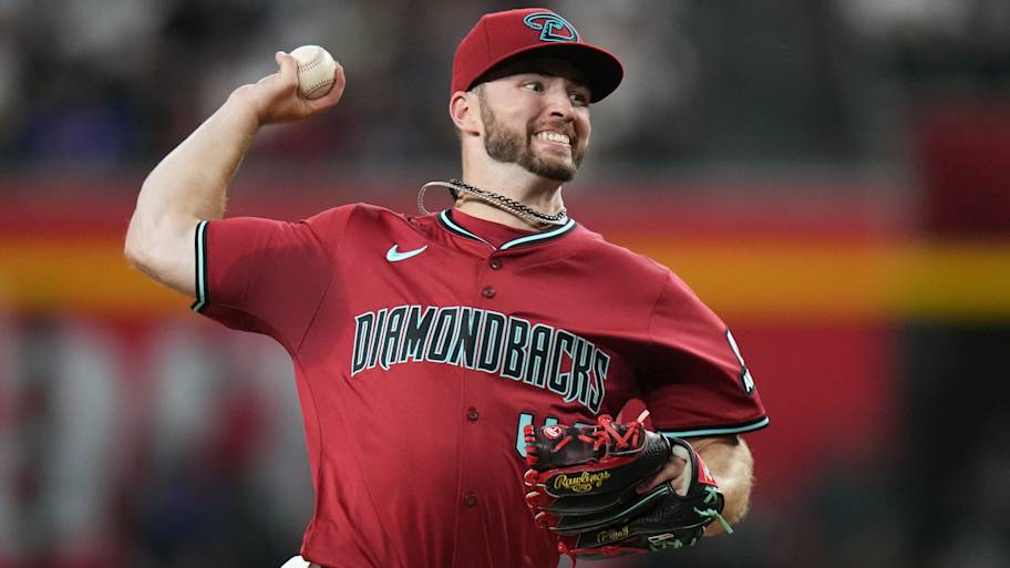 Diamondbacks make signing official, DFA right-hander