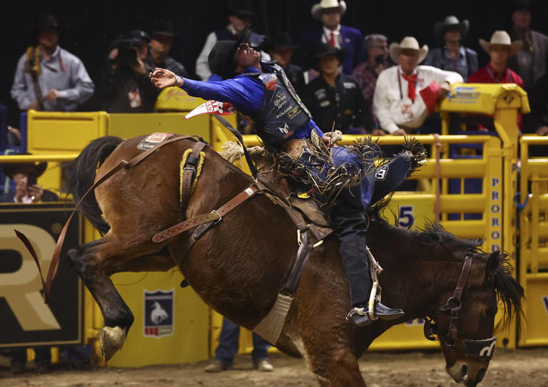 NFR day 8: Allen jumps to steer wrestling lead, Wright returns — photos