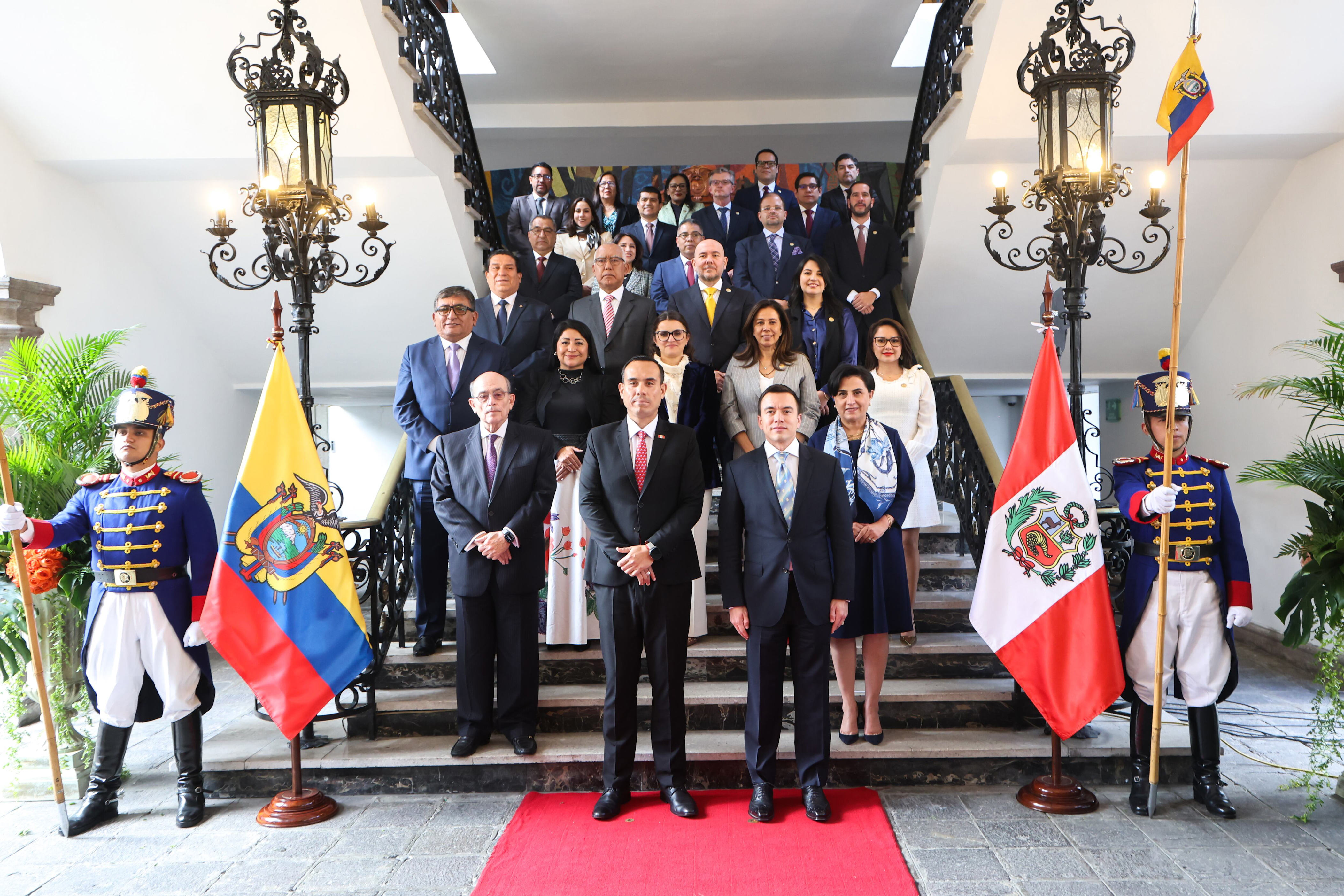 Noboa y Jerí acuerdan en gabinete binacional reforzar las fronteras con ...