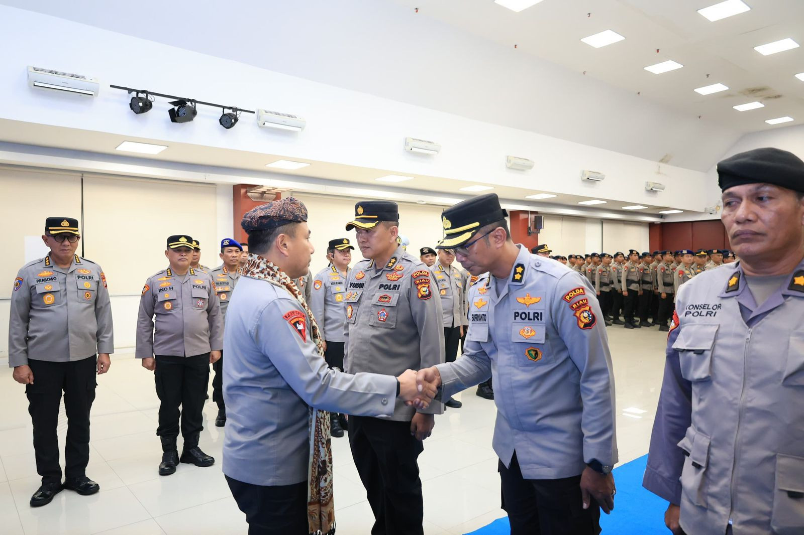 Ratusan personel Polda Riau mendapat apresiasi atas kerja kemanusiaan ...