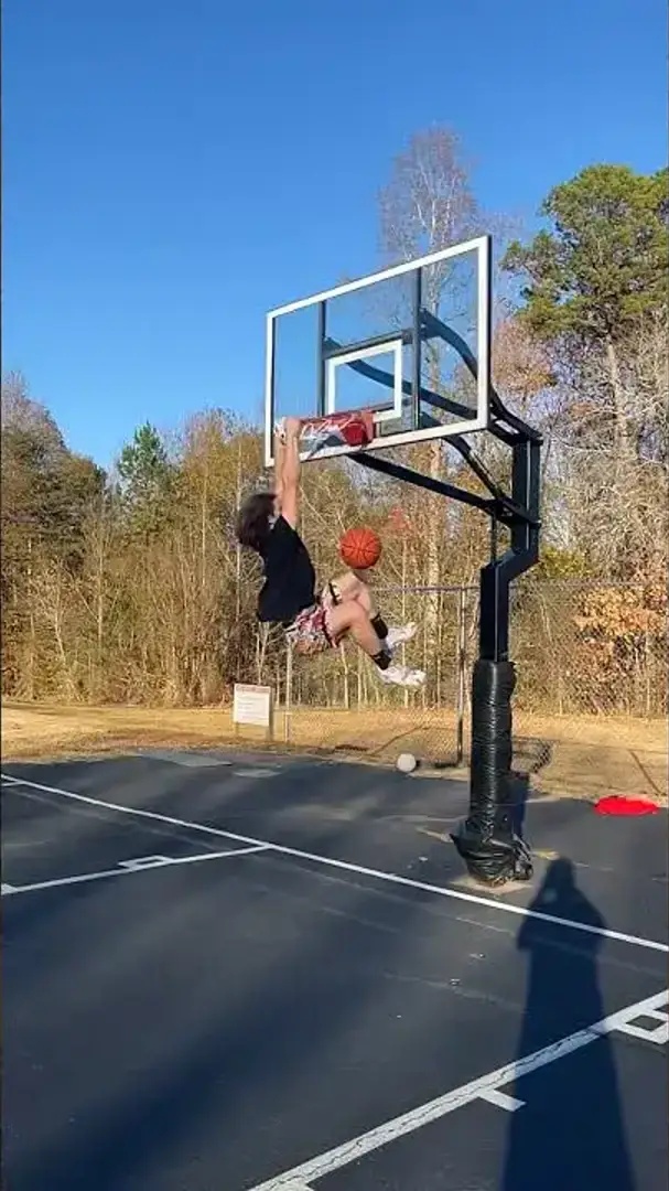 Travis Reynolds: 6’0 guy dunks like Shaq