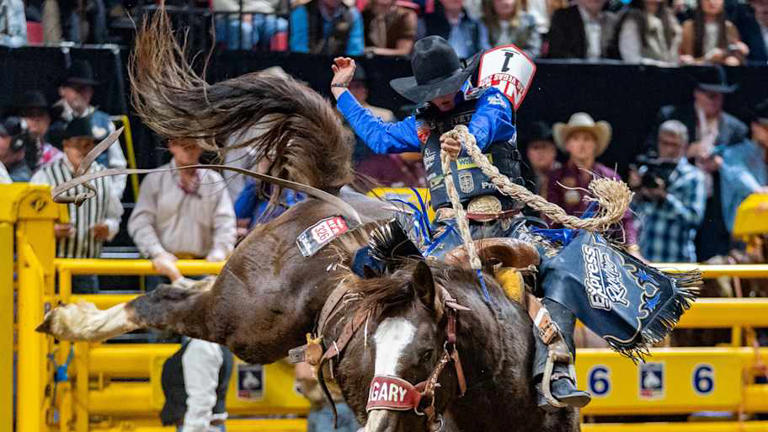 Wright brothers claim top three spots in NFR round 9 saddle bronc riding