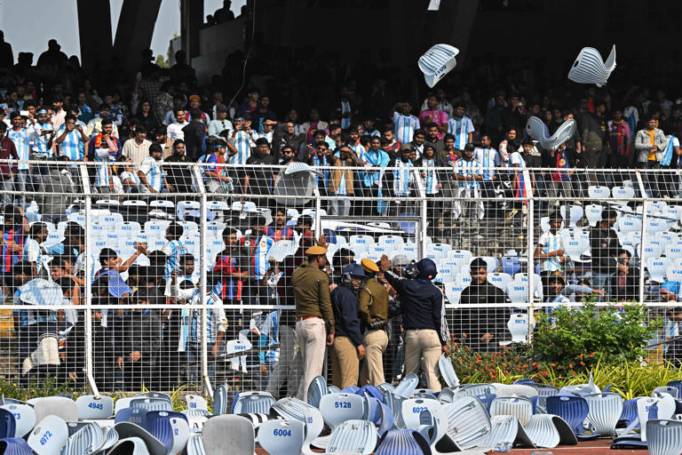 Kolkata fans riot over politicians blocking view of Messi
