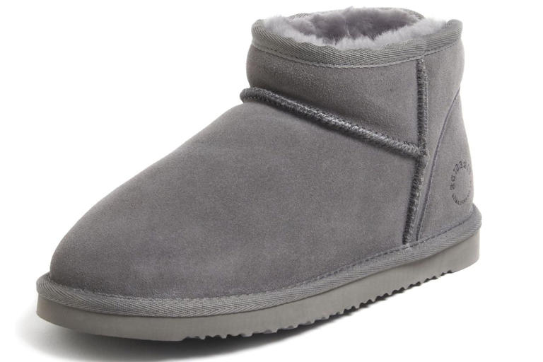 Sarah Jessica Parker wears Uggs on repeat — shop her exact cozy boots ...