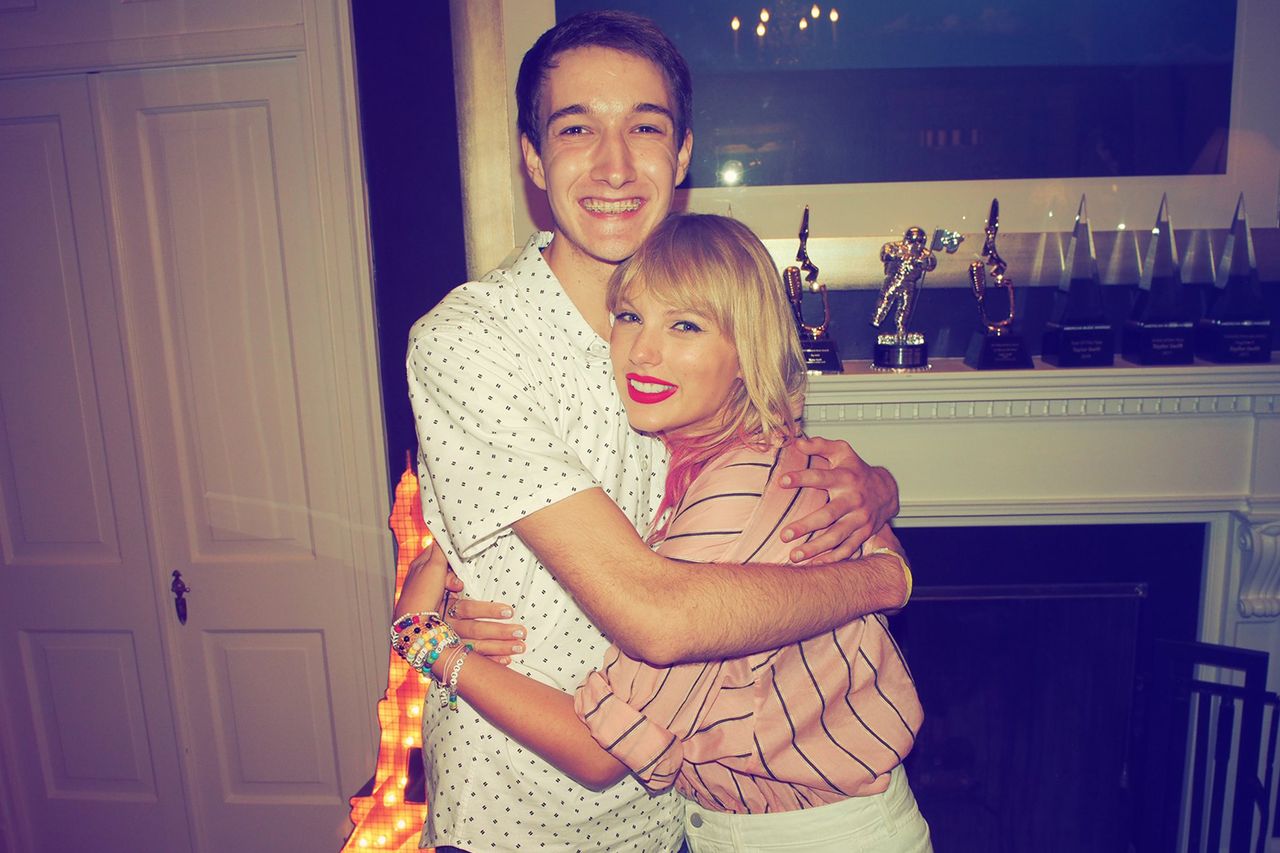 Woman gets invited to Taylor Swift’s house for private listening party ...