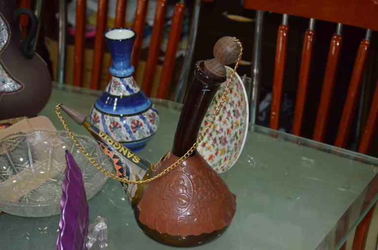 Emekli öğretmenin evinden tarih fışkırıyor: II. Mahmut’un masasından ...