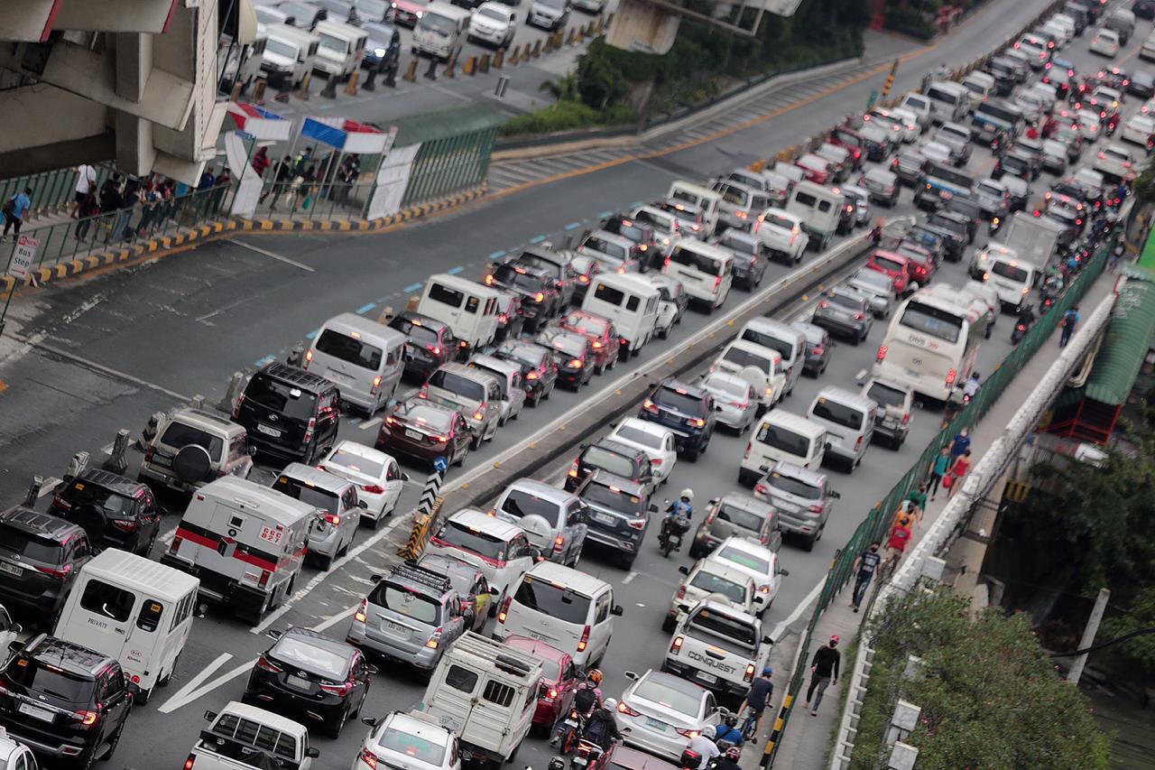 Holiday surge: MMDA says 3.6M vehicles pass Metro Manila roads daily