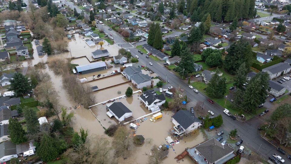 Washington rains and floods: Thousands evacuated in dramatic rooftop ...