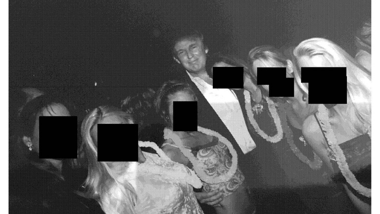 Kiderült, kik pózolnak Donald Trump mellett az Epstein-hagyatékból ...