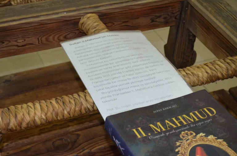 Emekli öğretmenin evinden tarih fışkırıyor: II. Mahmut’un masasından ...