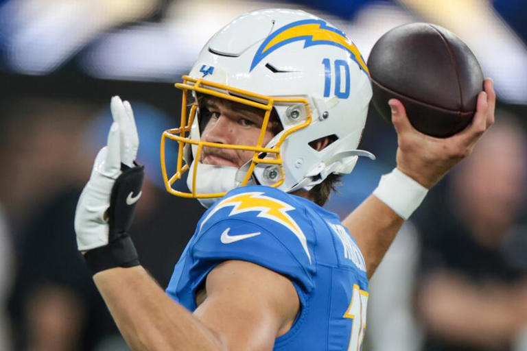 Justin Herbert isn't letting his injured hand compromise Chargers ...