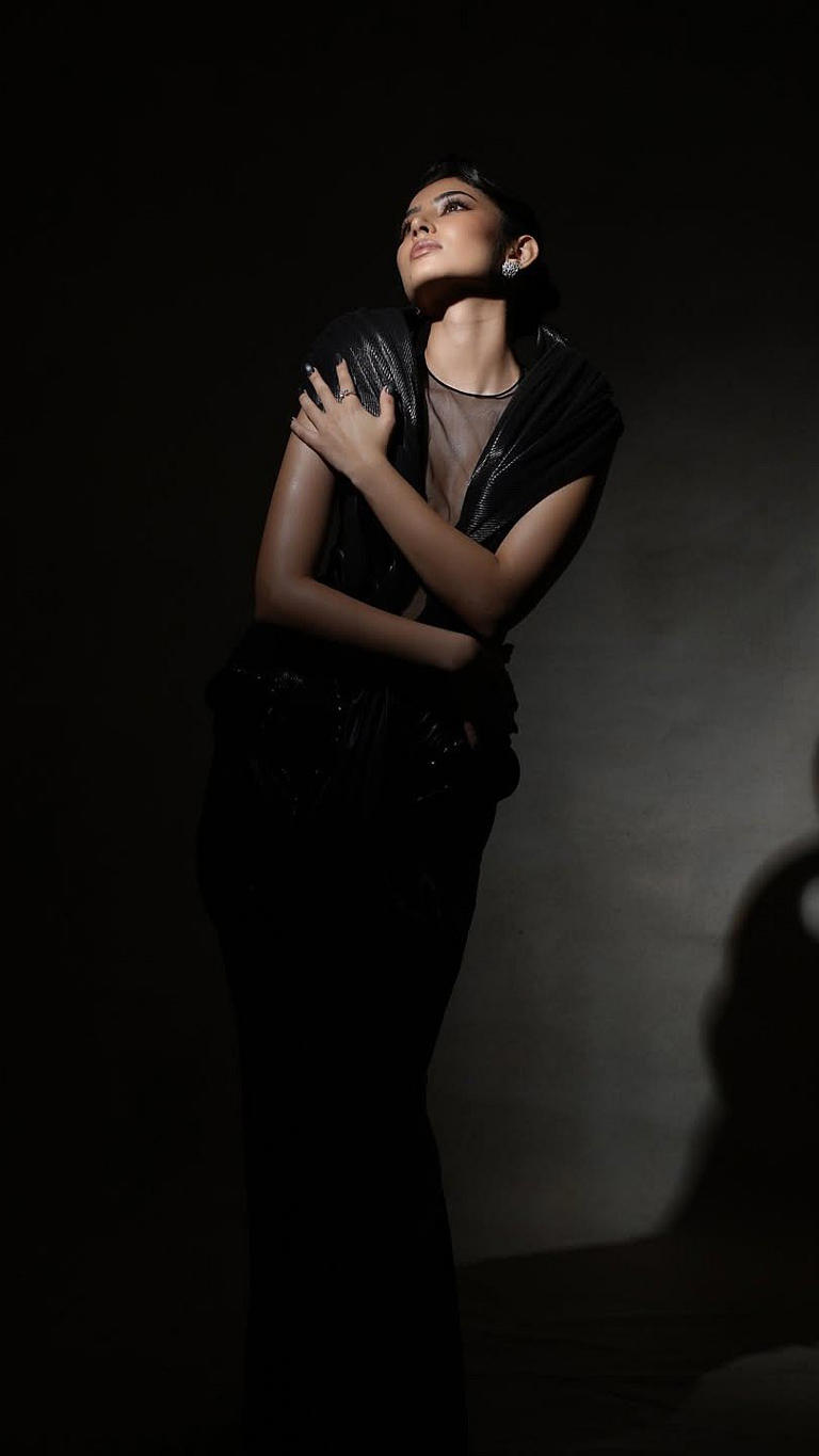 Dhurandhar star Sara Arjun's sculpted black gown proves she's Bollywood ...