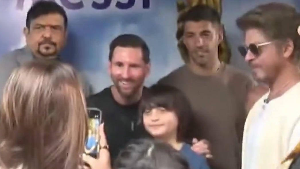 Watch: Lionel Messi meets Shahrukh Khan in Kolkata, unveils his 70-foot ...