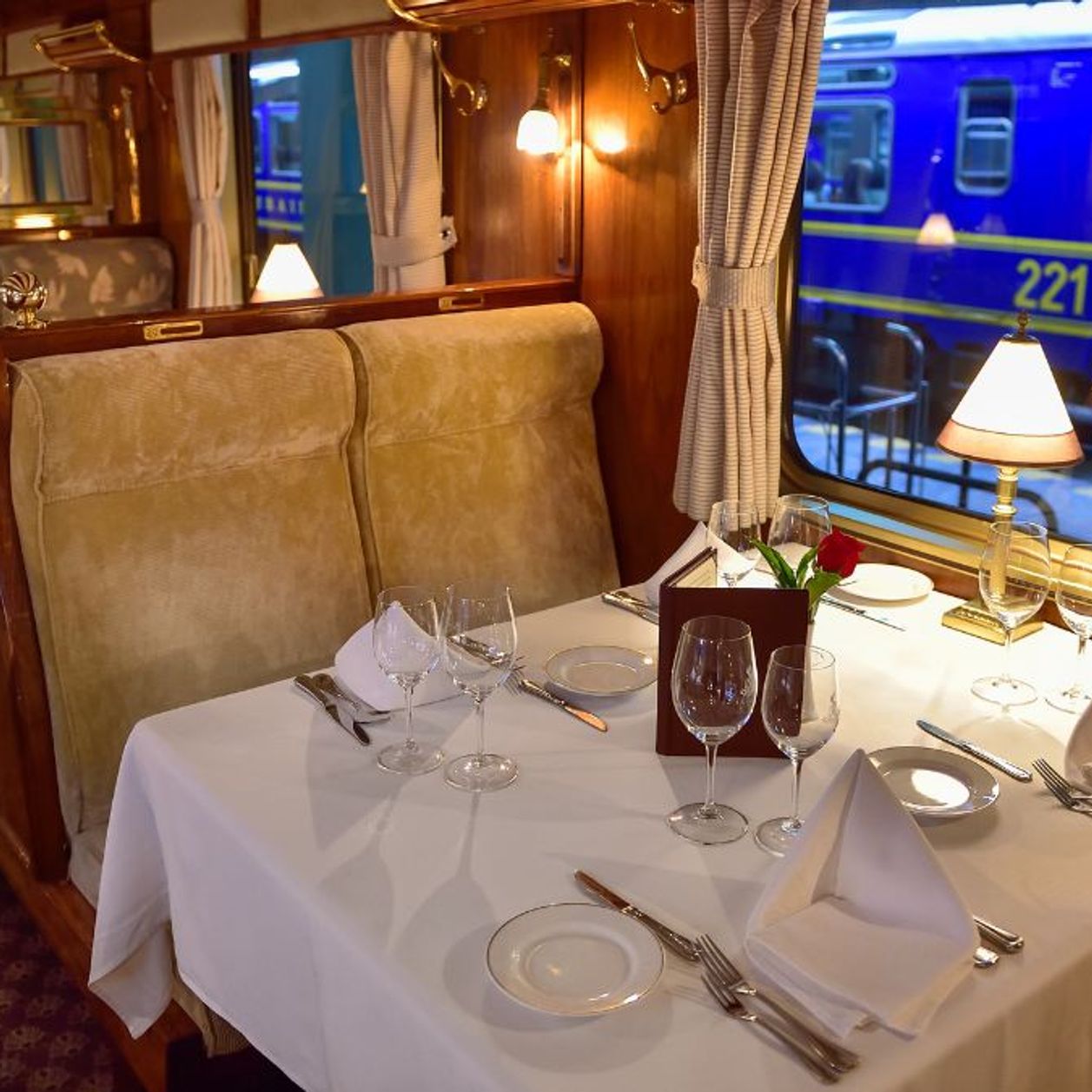 Voici pourquoi les wagons-restaurants d'antan n'existent plus dans nos ...
