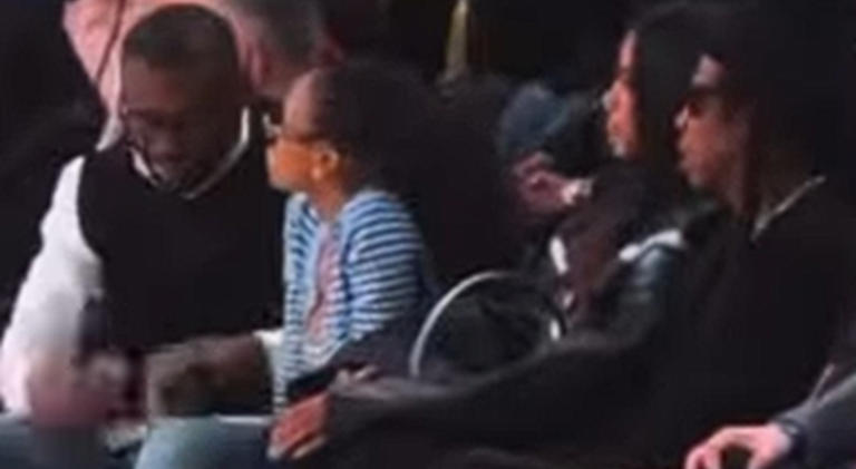 Floyd Mayweather gets clowned on social media for pulling out a stack ...