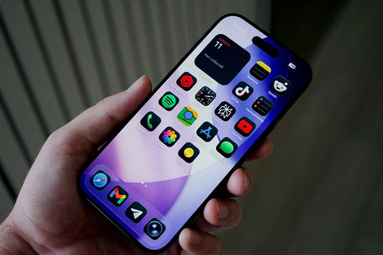 Telemóvel lento? O guia para limpar a cache no Android e iPhone