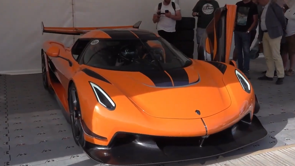 Koenigsegg Jesko crackles and flames