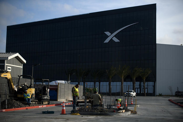SpaceX sets $800 billion valuation, confirms 2026 IPO plans