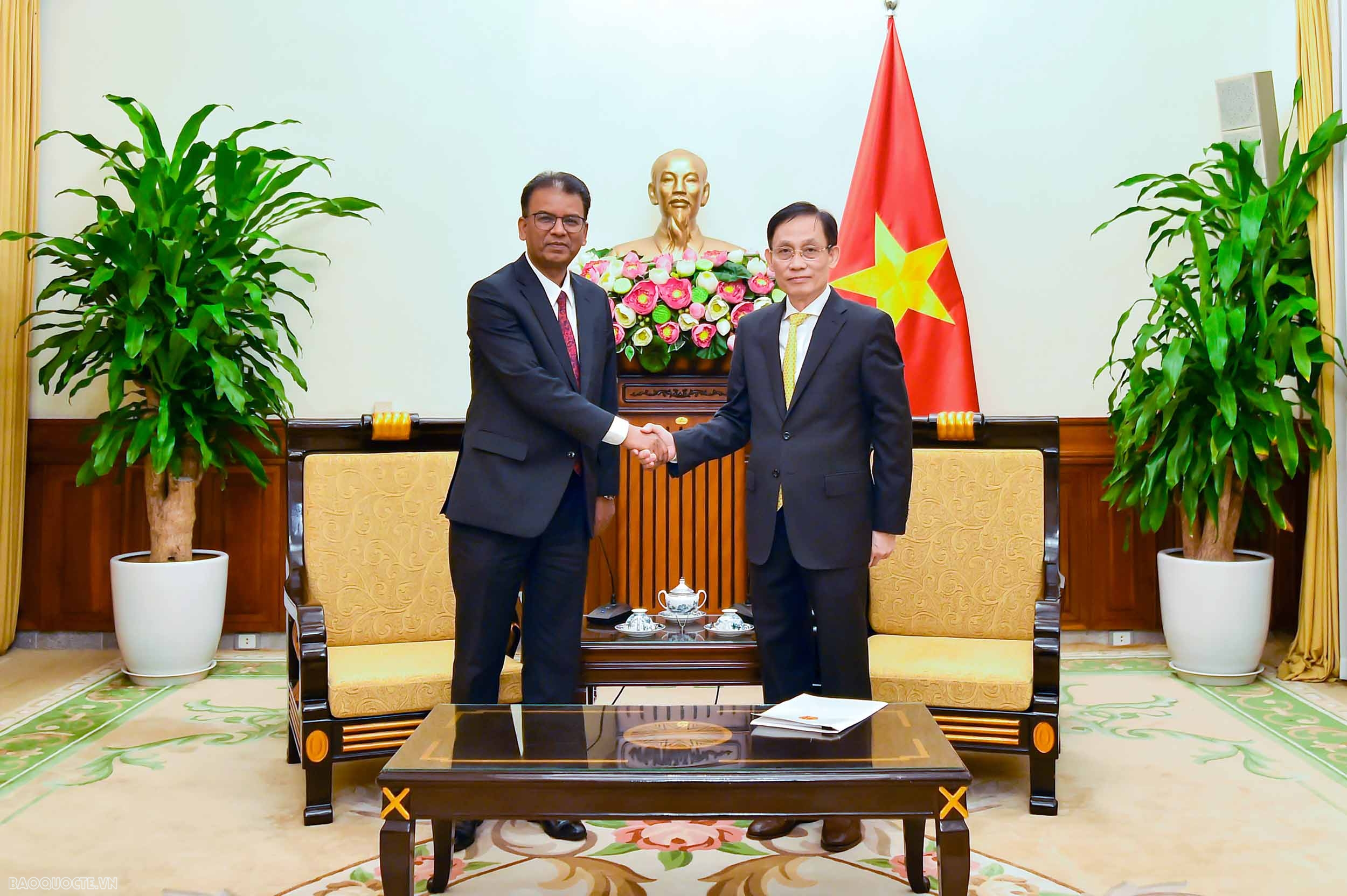 Bộ trưởng Ngoại giao Lê Hoài Trung tiếp Đại sứ Nepal Dhan Bahadur Oli