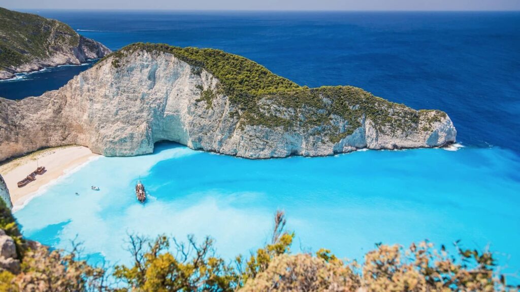 10 overcrowded Greek islands that British people should still visit