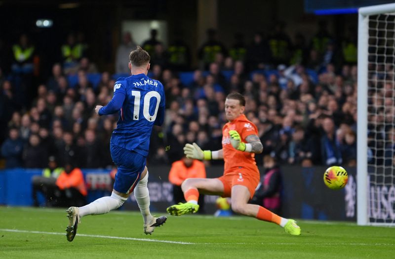 Soccer - Chelsea return to top four with 2-0 home win over Everton