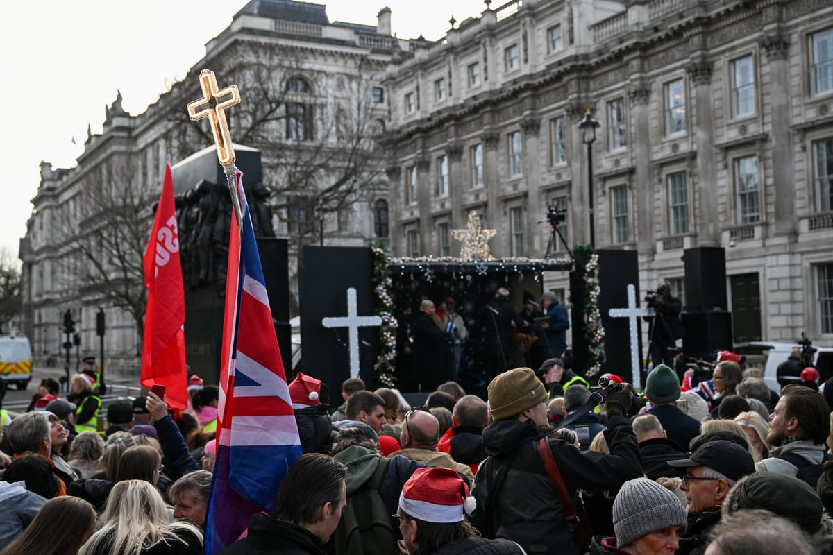 Tommy Robinson 'Unite the Kingdom' rally underway with carol concert