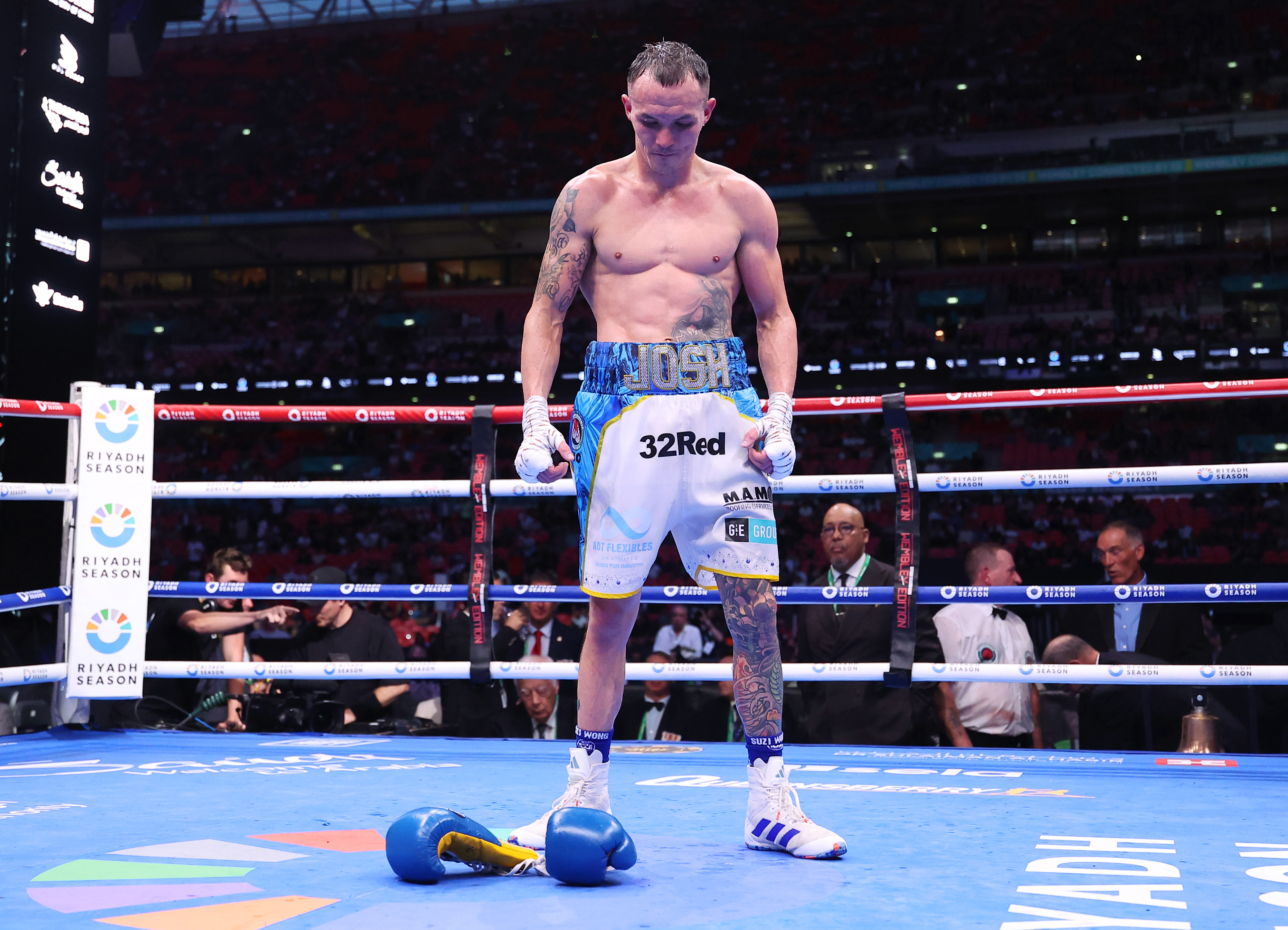 27 famous Leeds United fans including boxer, politician, actors and more