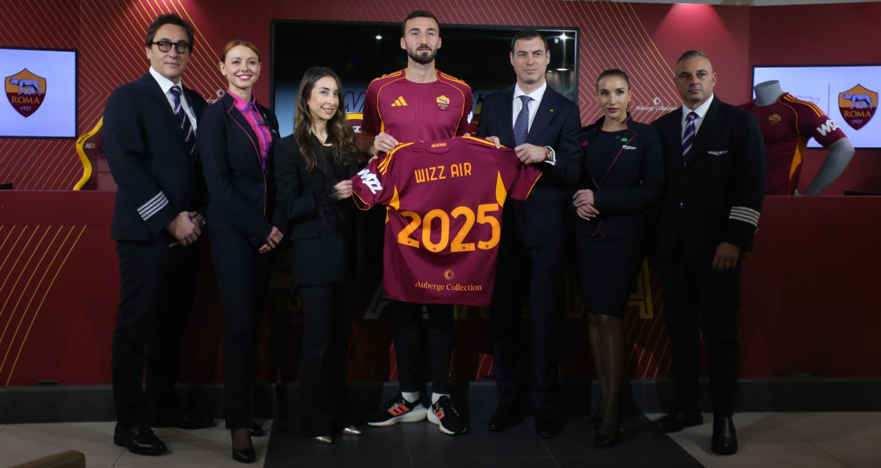 Roma, la presentazione del nuovo sponsor Wizz Air. C’è anche Cristante ...