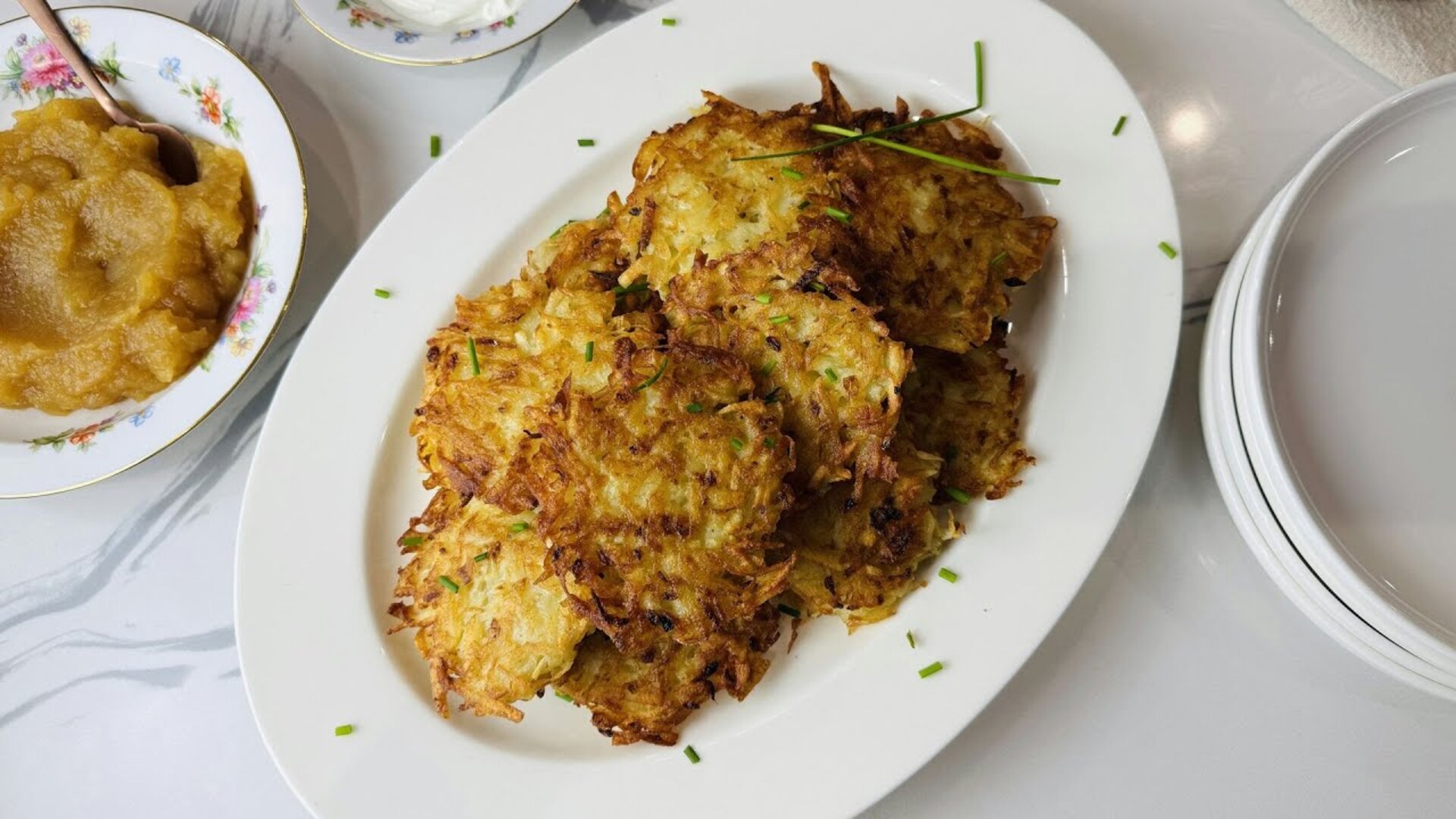 Crispy latkes with homemade applesauce recipe