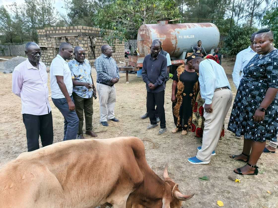 Ruth Odinga consoles Festus Amimo's family with foodstuffs after ...