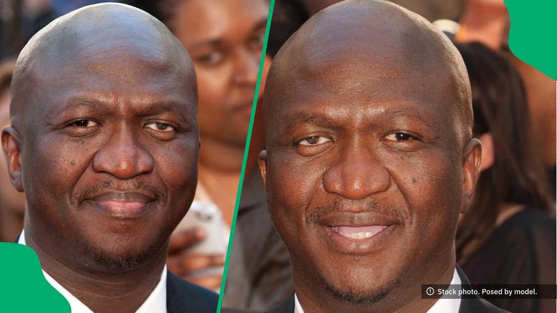 Video: Fana Mokoena gets dragged for giving a bottle of water to Floyd ...