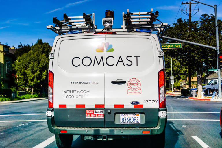 Comcast revamps cable TV plans as customers ditch service