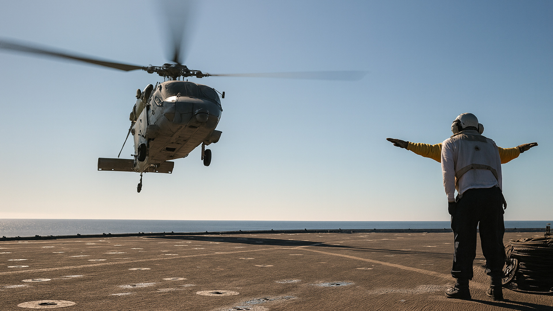 11th MEU sailors conduct deck landing training