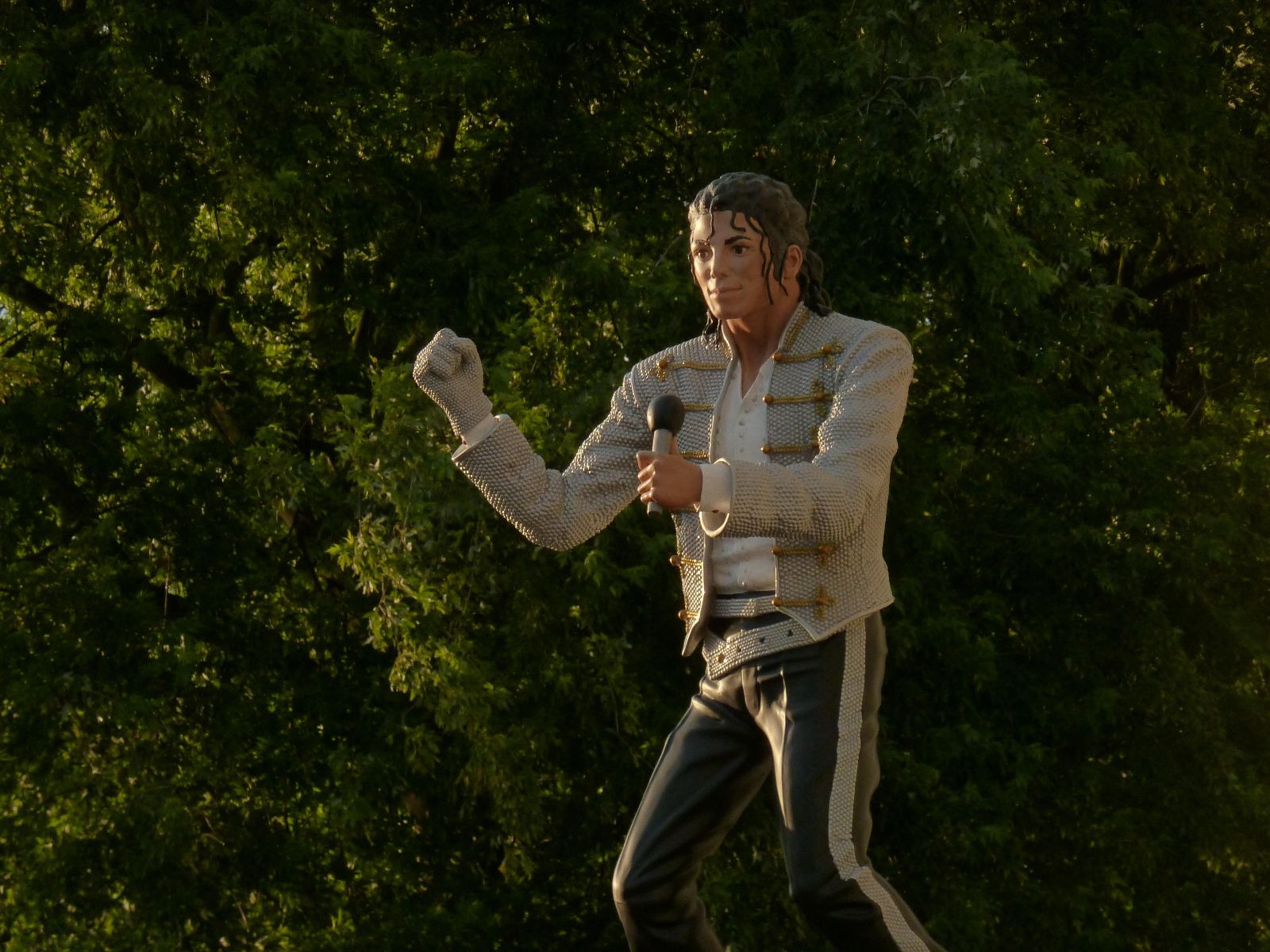 Ranking the 7 worst football statues we’ve ever seen: Messi, Ronaldo ...