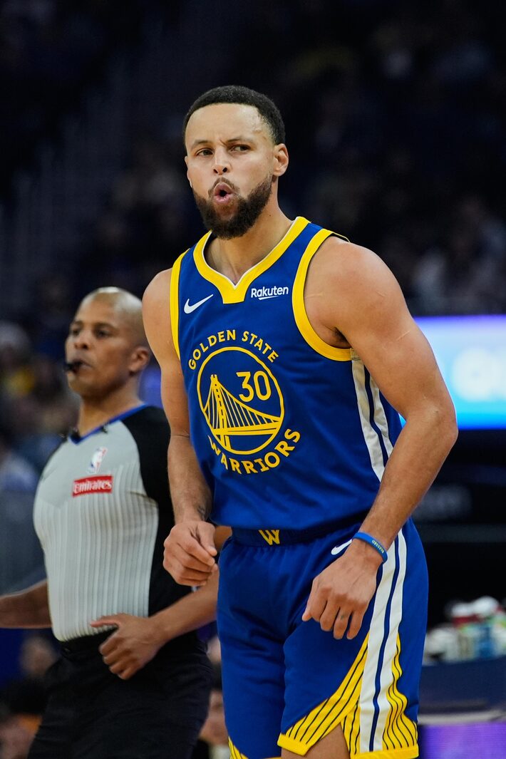 Curry acerta arremesso impressionante de fora da quadra e surpreende ...