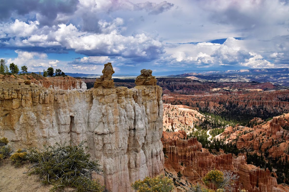 15 US trails with odd geological formations hikers rarely notice