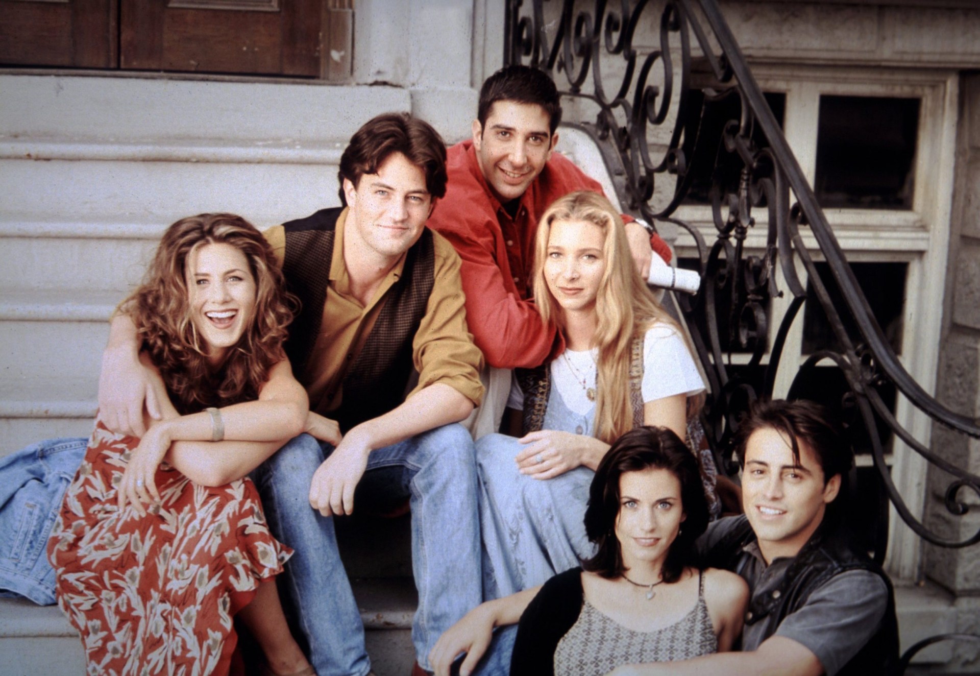 Friends cast reunite for Matthew Perry tribute