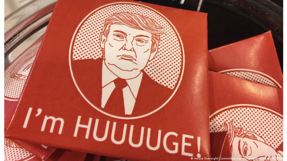 Trump minimiza fotos divulgadas com Epstein: "Nada demais"