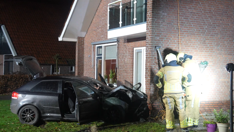 Drie gewonden nadat auto tegen woning is gereden in Zuidveen, brandweer ...
