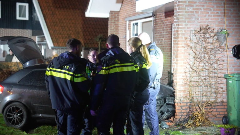 Drie gewonden nadat auto tegen woning is gereden in Zuidveen, brandweer ...