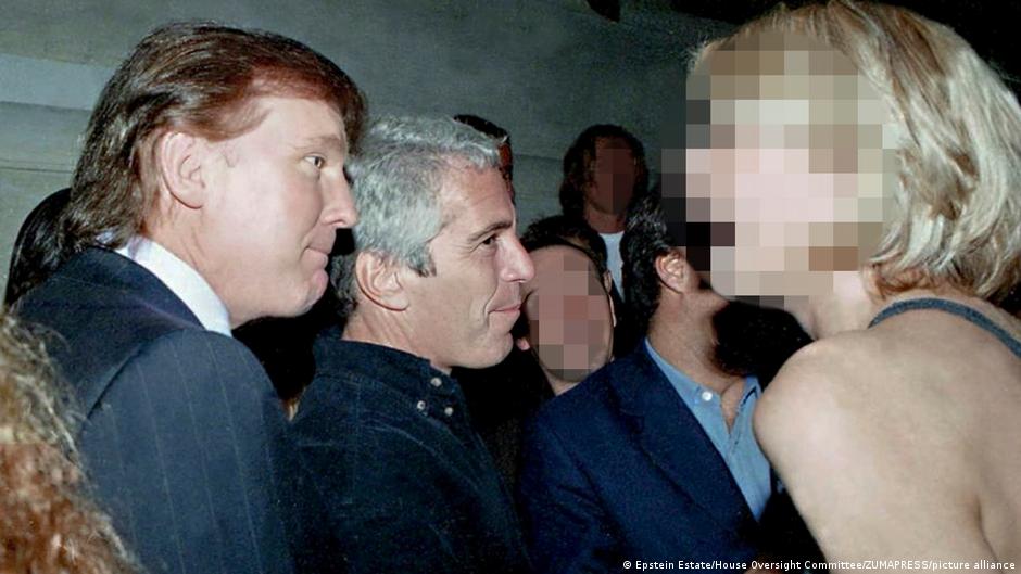 Trump minimiza fotos divulgadas com Epstein: "Nada demais"