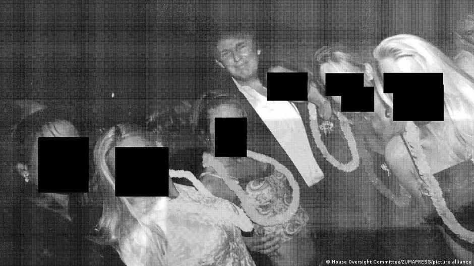 Trump minimiza fotos divulgadas com Epstein: "Nada demais"
