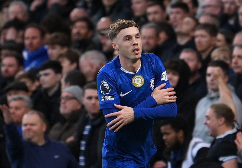 Soccer - Chelsea return to top four with 2-0 home win over Everton