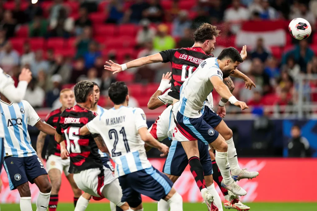 Zagueiros decidem, Flamengo bate Pyramids e enfrenta PSG na final do ...