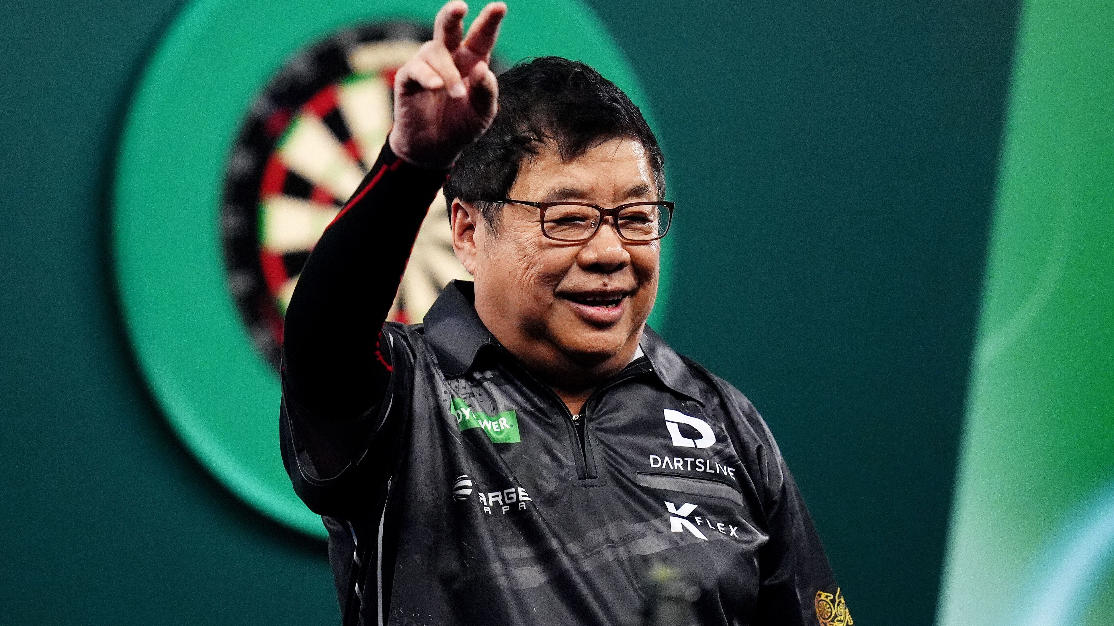 Altersrekord: "Opa" Lim schreibt mit 71 Jahren Darts-Geschichte
