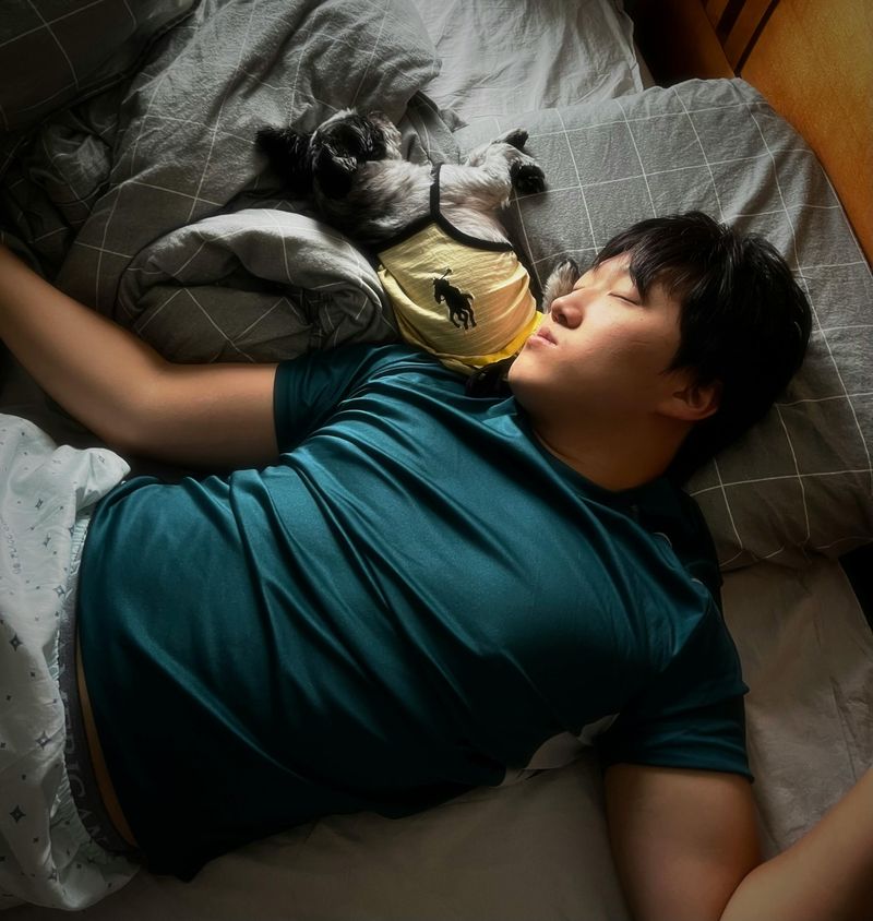 7 unexpected benefits of sleeping with your dog