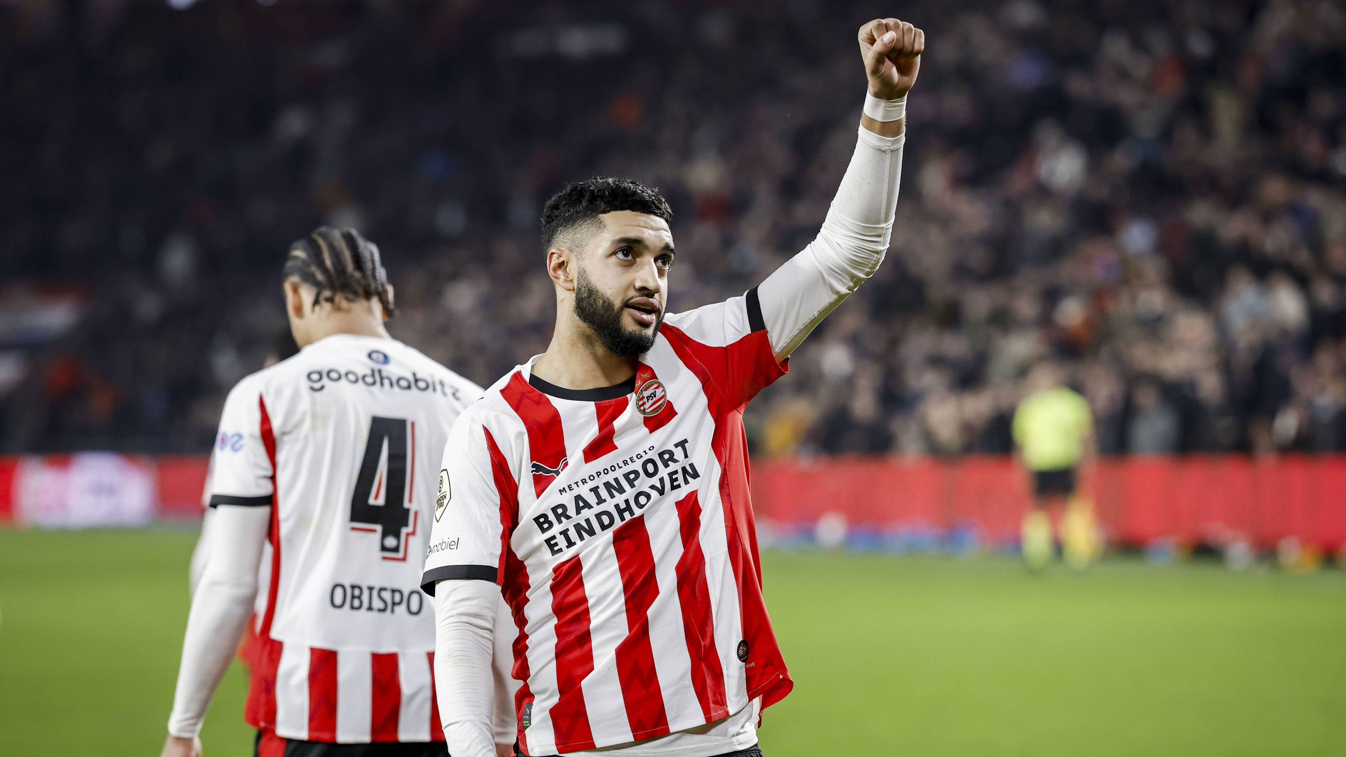 PSV ontsnapt in spektakelstuk van zeven goals en kroont zich winterkampioen