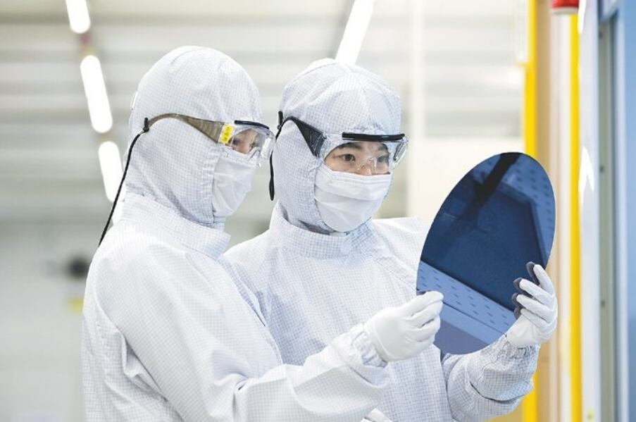 Semiconductors, displays 'clear'; petrochemicals, steel 'cloudy'