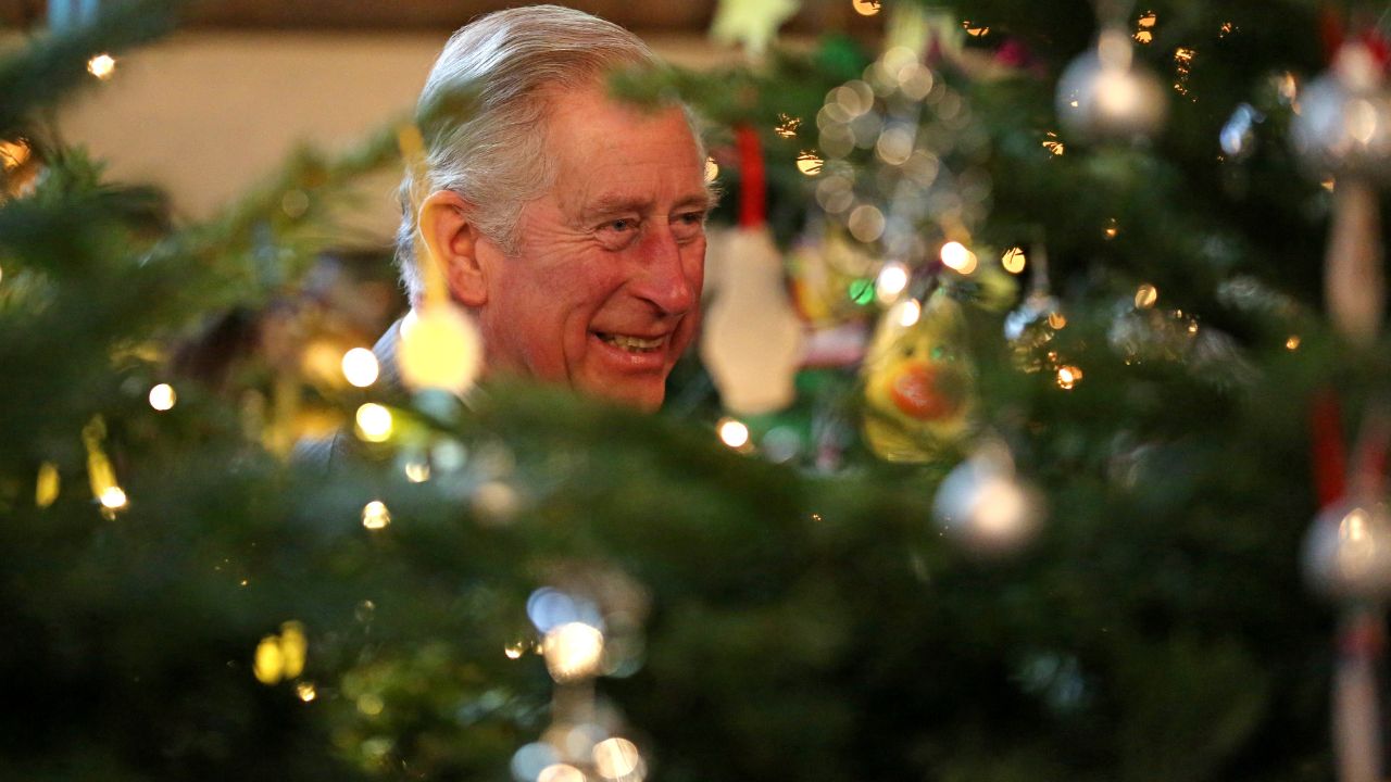 Le roi Charles III met en vente sa collection de boules de Noël mais ...